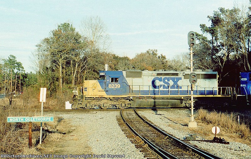 Q592/CSX 8239